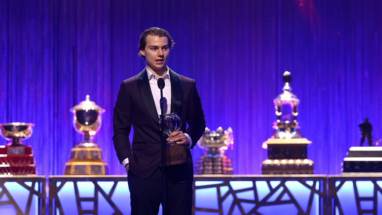 Connor Bedard wins Calder Trophy - The Hockey Buzz